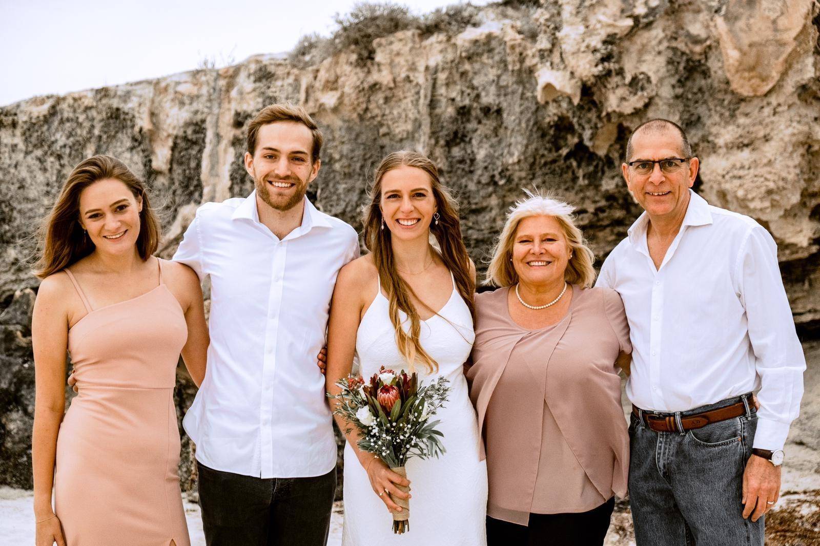 SA paartjie trou toe maar op strand in Perth | Netwerk24