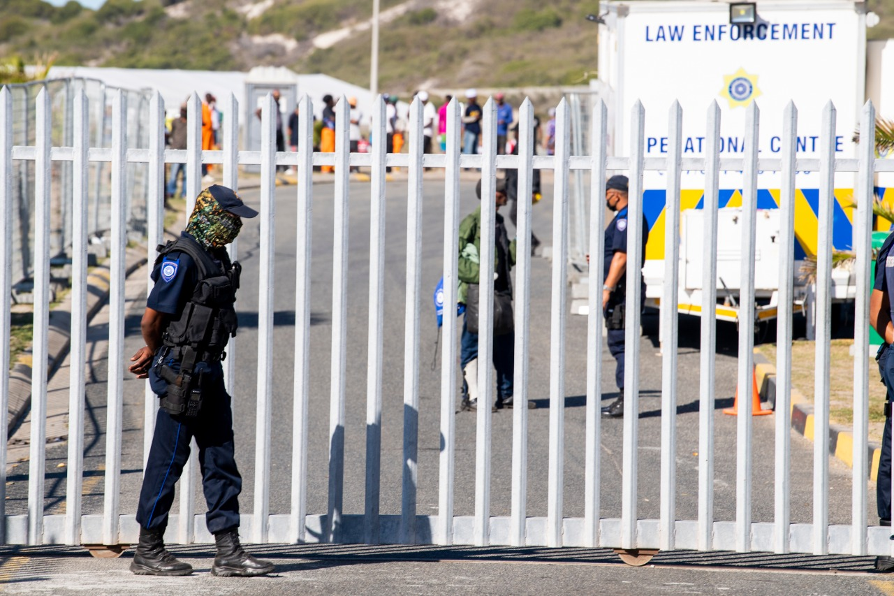 9 beamptes van Strandfontein het virus, sê Samwu | Netwerk24