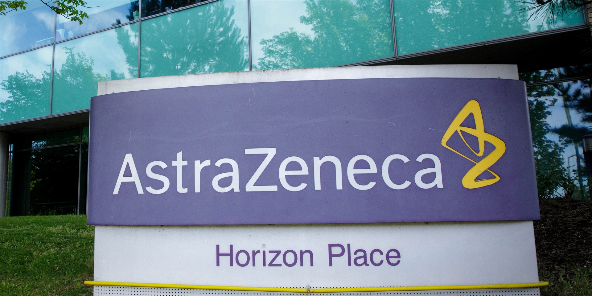 AstraZeneca's lung cancer pill cuts risk of death by half, study finds ...