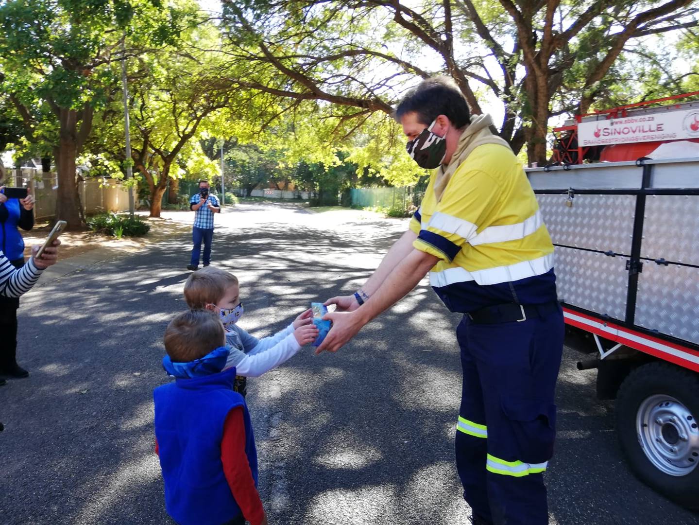 Brandbestryders verras seun met groot geskenk | Netwerk24