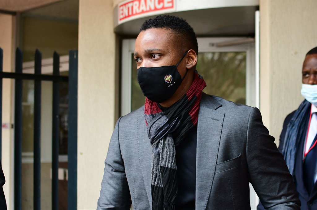 Duduzane Zuma ontken dat hy plasings soos "laat dit brand" op ’n ...
