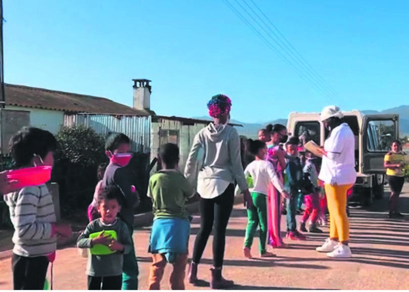 Vroue kook potte kos vir Eendekuil se kleinspan | Landbou