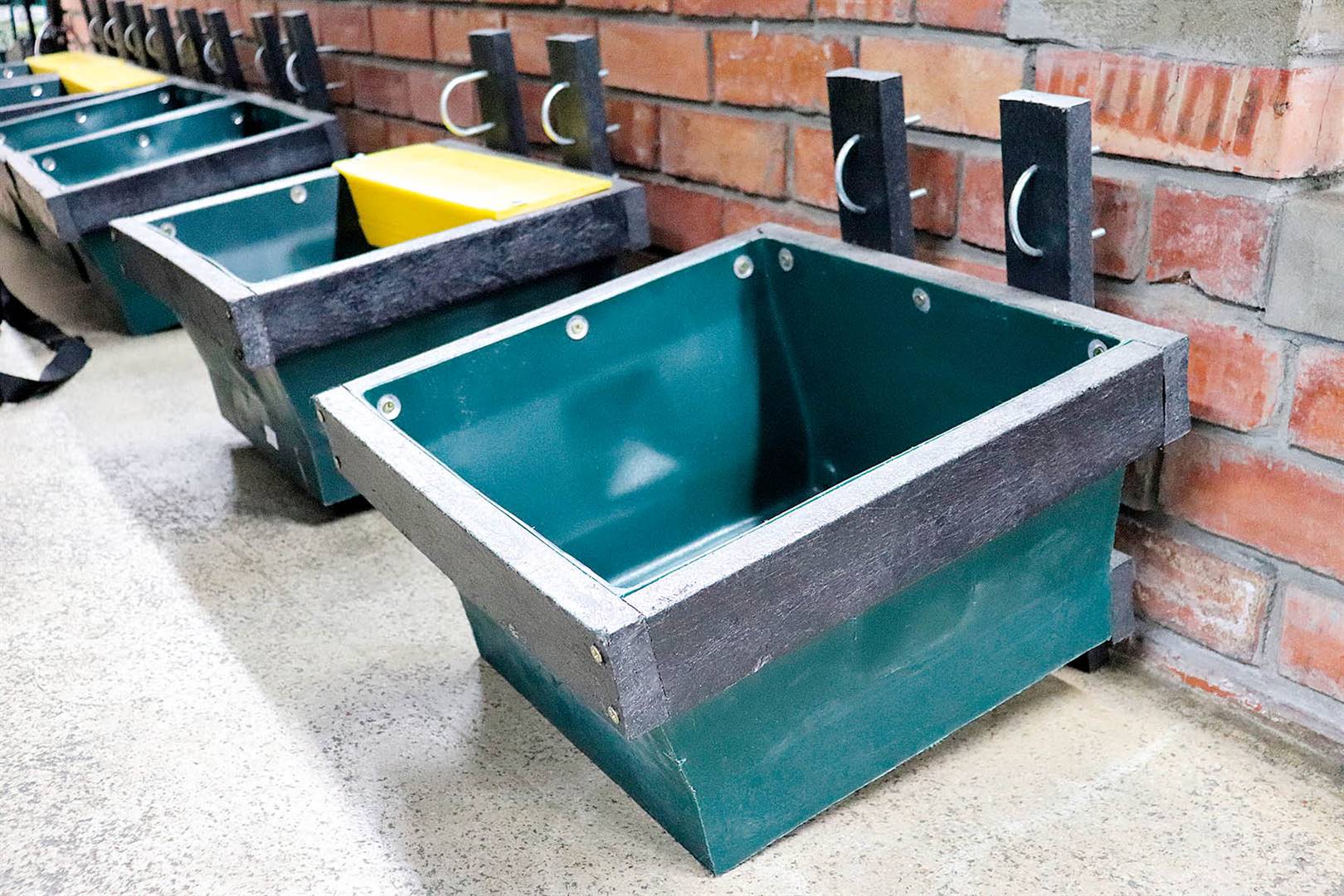 Voer- en waterbak ideaal vir klein ruimtes | Landbou