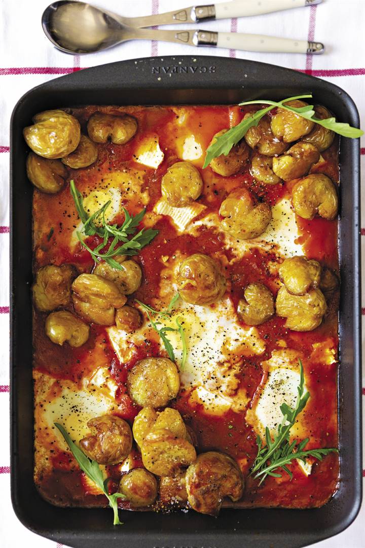 Oondgebakte eiers in tamatiepesto-smoor met feta en bros aartappels ...