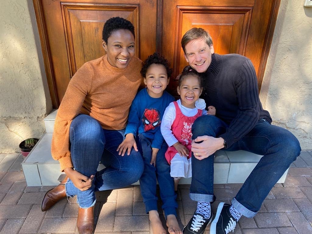 KYK: TV-aanbieder Rozanne McKenzie is nou 'n paaldans-boffin
