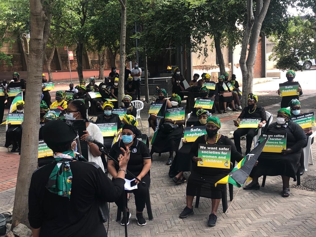 Lede van die ANC se Vroueliga het Donderdag buite die deure van die ...