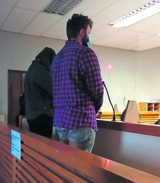 Seun en vriend vas vir moord | Son