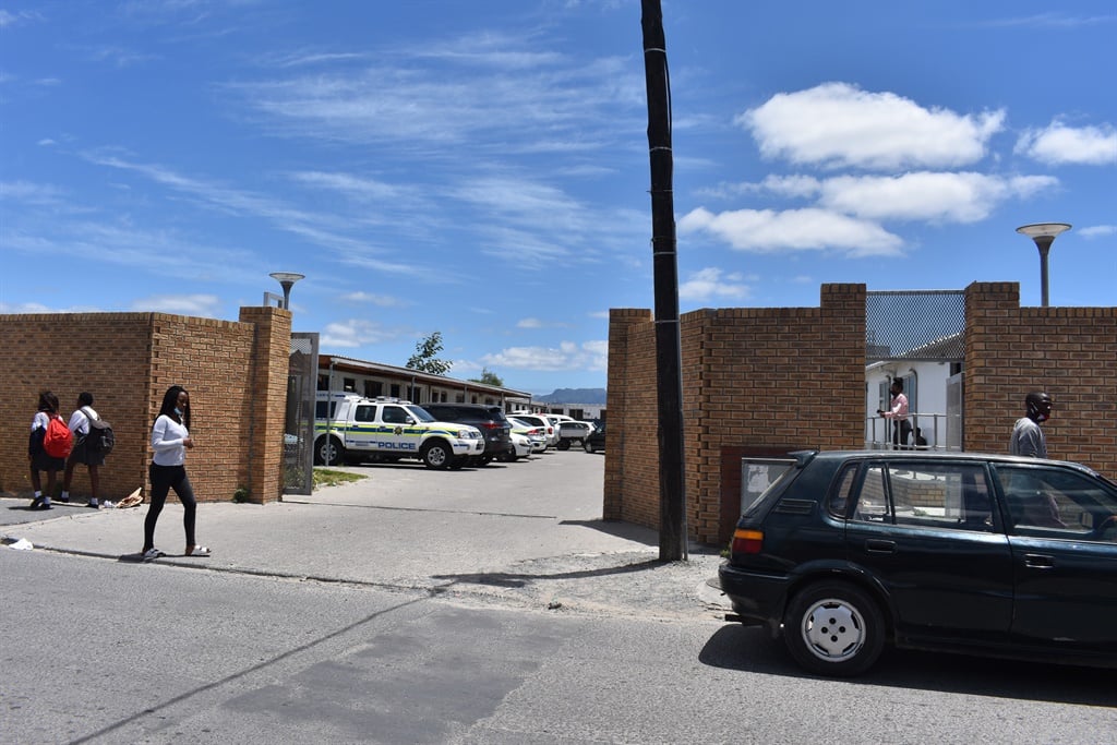 COP SHOP GATE CLOSES AT 10PM! | Daily Sun