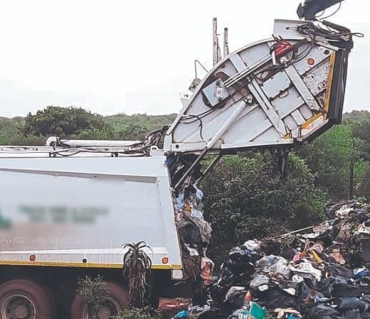 Die vullis hoop op buite sommige inwoners in die Baai se huise omdat 25 ...