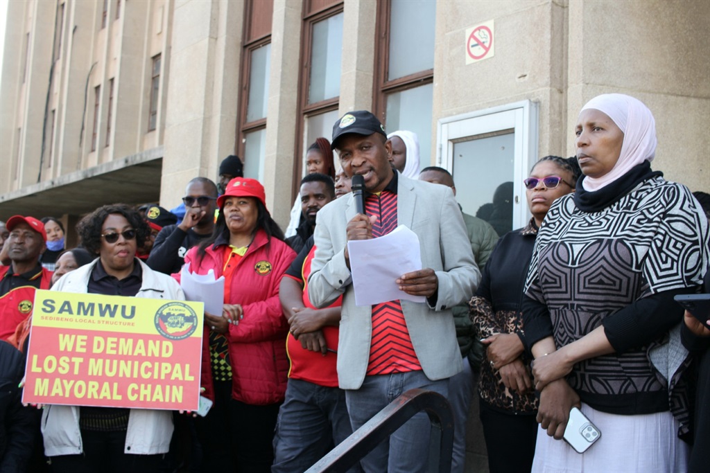 Gatvol workers want mayoral chain back! | Daily Sun