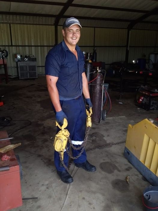 Francois van Niekerk (21) se ma Sonia sê hy't dae lank in 'n loopgraaf ...