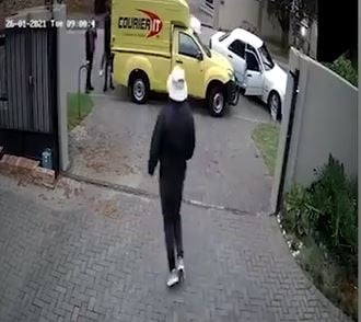 WATCH: GUNMEN ROB DELIVERY VAN! | Daily Sun