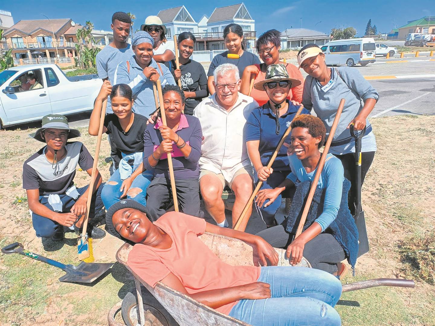 Vele hande maak ligte werk | News24
