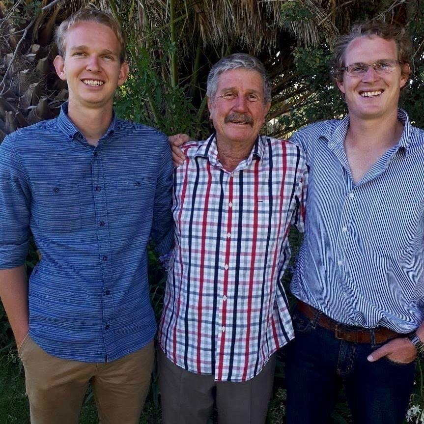 Wolboere Sias en Piet Hoffman van Dewetsdorp in die Vrystaat is in hul ...