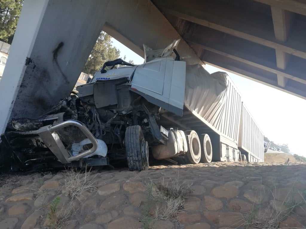 Mense sien hoe vragmotor oor N1 slinger voordat hy brug tref | Netwerk24