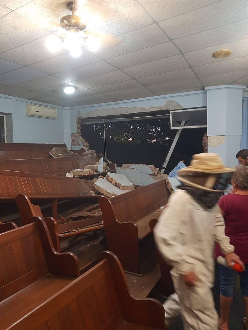 Groot gat in muur nadat bye kerk pla | Netwerk24