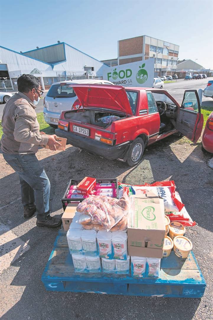 Group receives food | Netwerk24