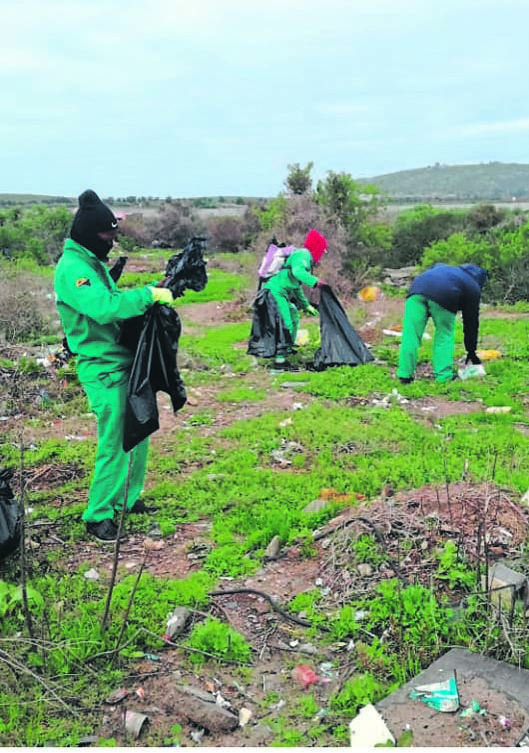 Inwoners van White City in Saldanha maak strate skoon | Netwerk24