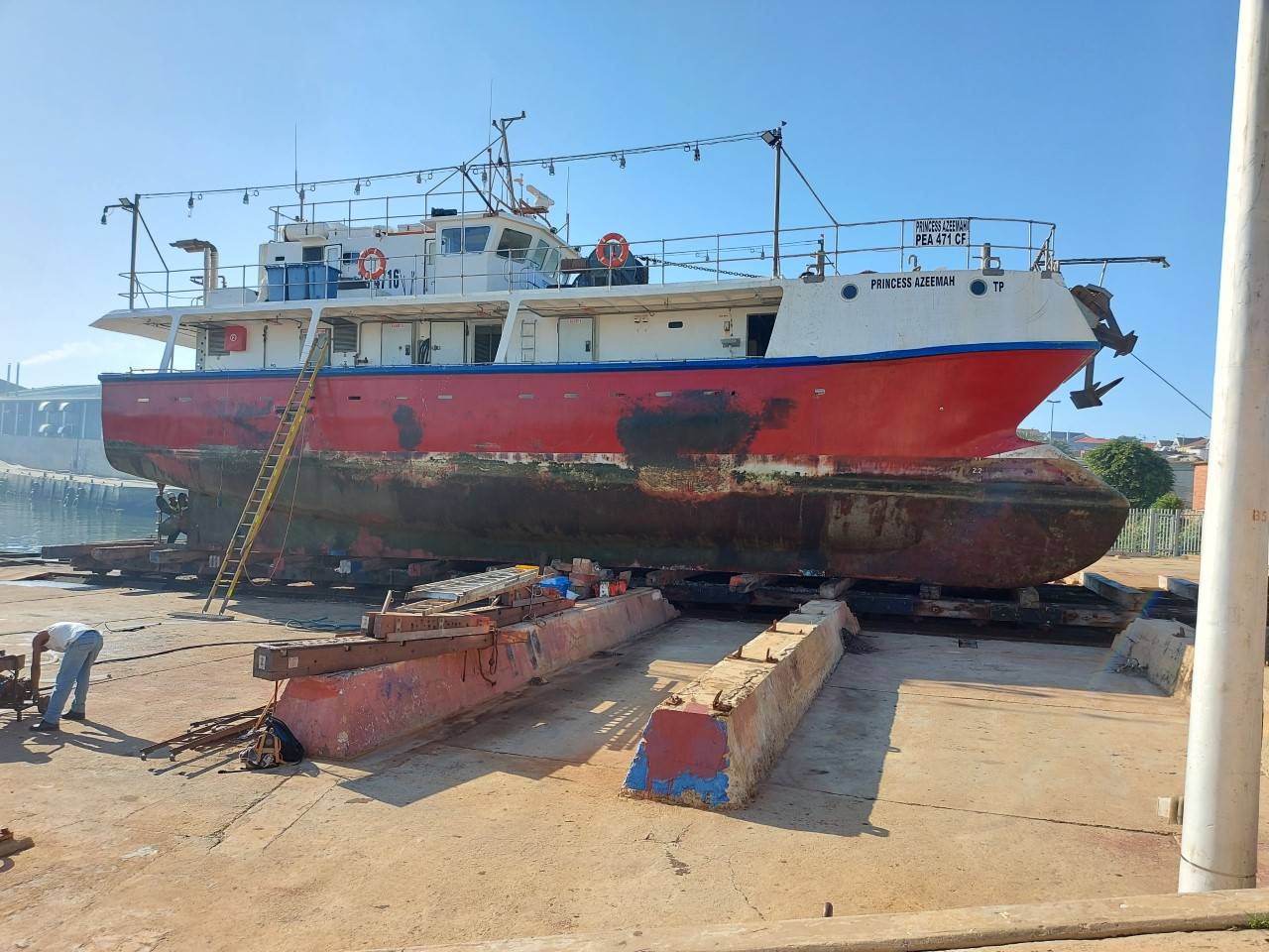 Hawe ontvang groot vissersboot vir herstelwerk | Netwerk24