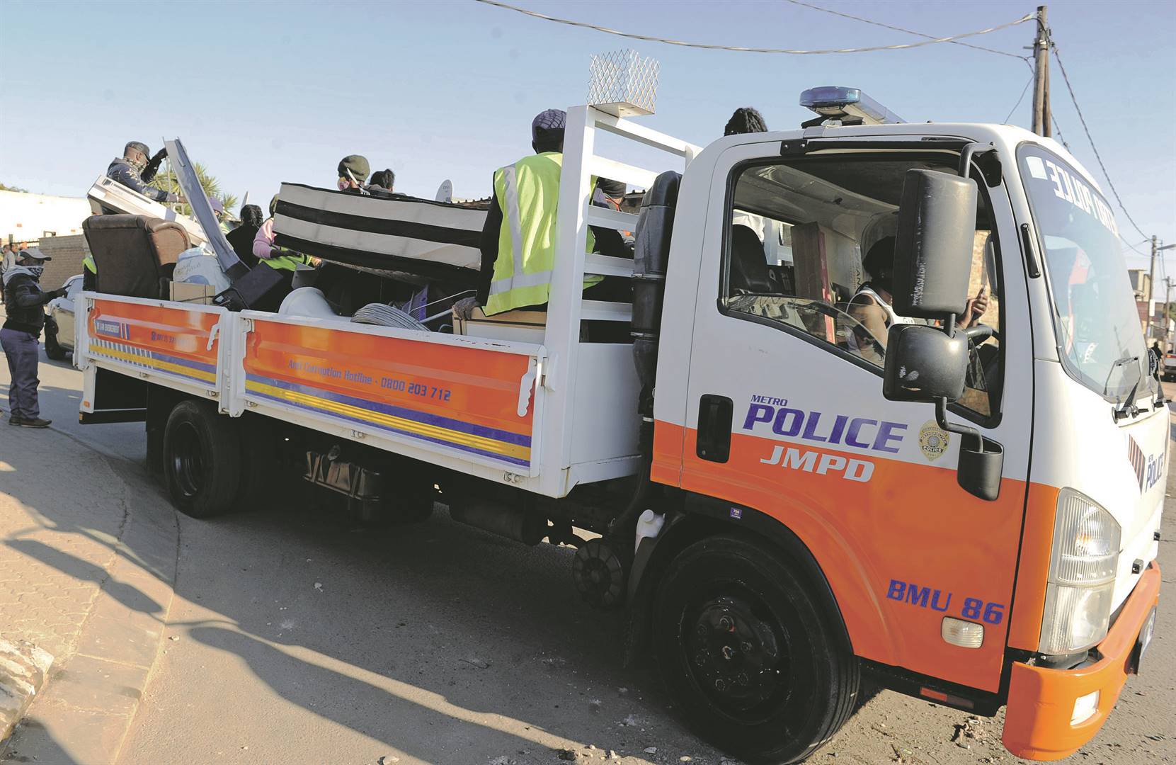‘Nie alle swart mense plunder nie,’ sê held wat in Diepsloot help ...