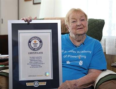 This 100-year-old woman is officially the oldest female powerlifter in ...