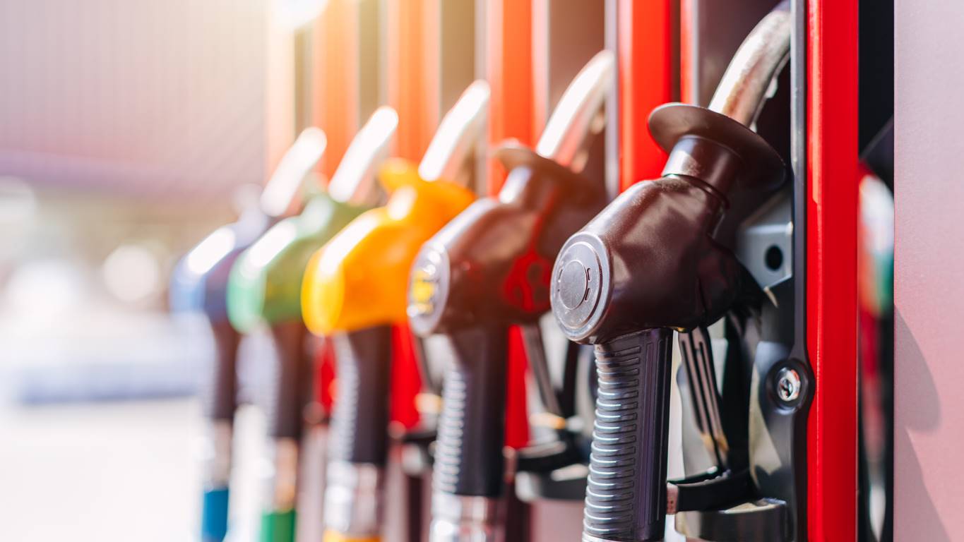 Polisieman saam met 4 petroljoggies vas oor bedrieglike transaksies ...