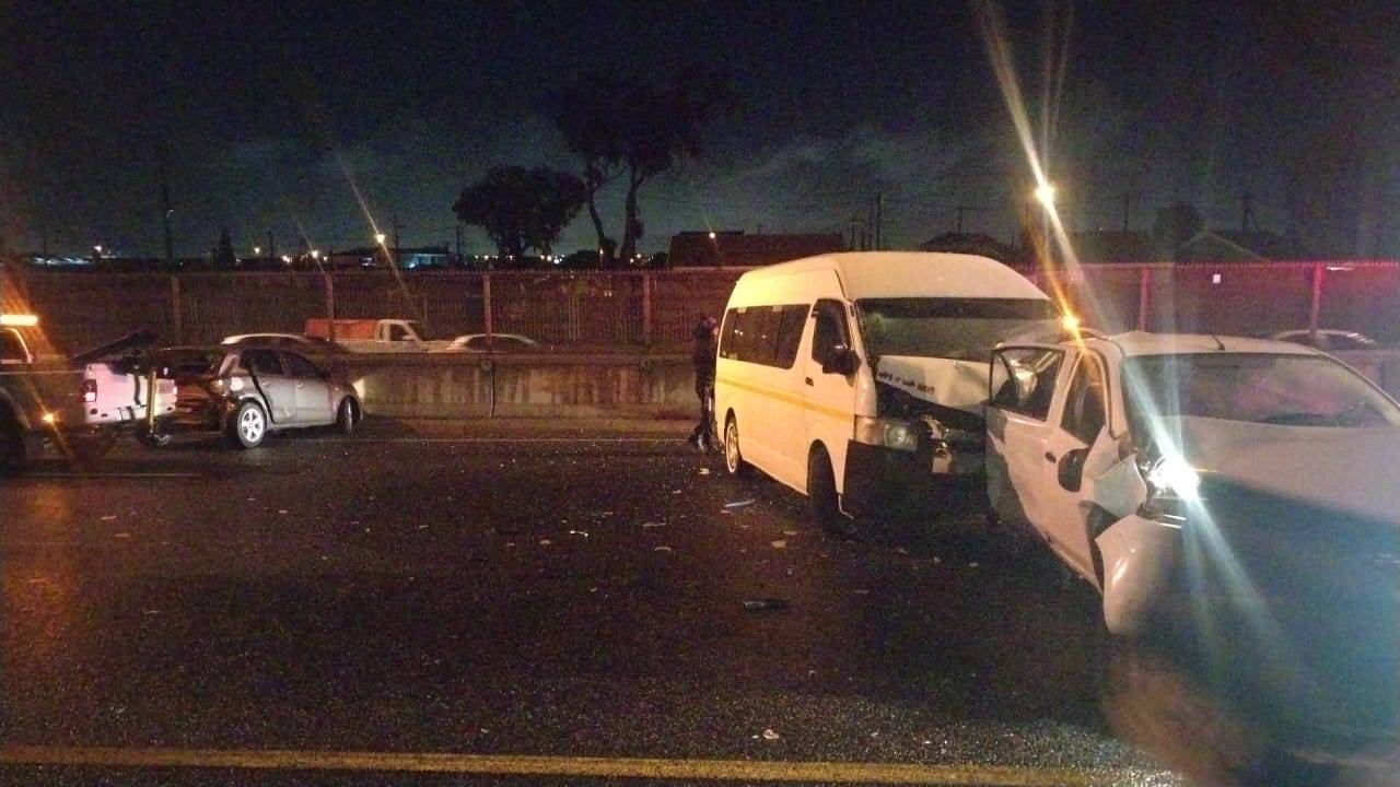 Ongeluk op R300 lei tot chaotiese verkeer | Son