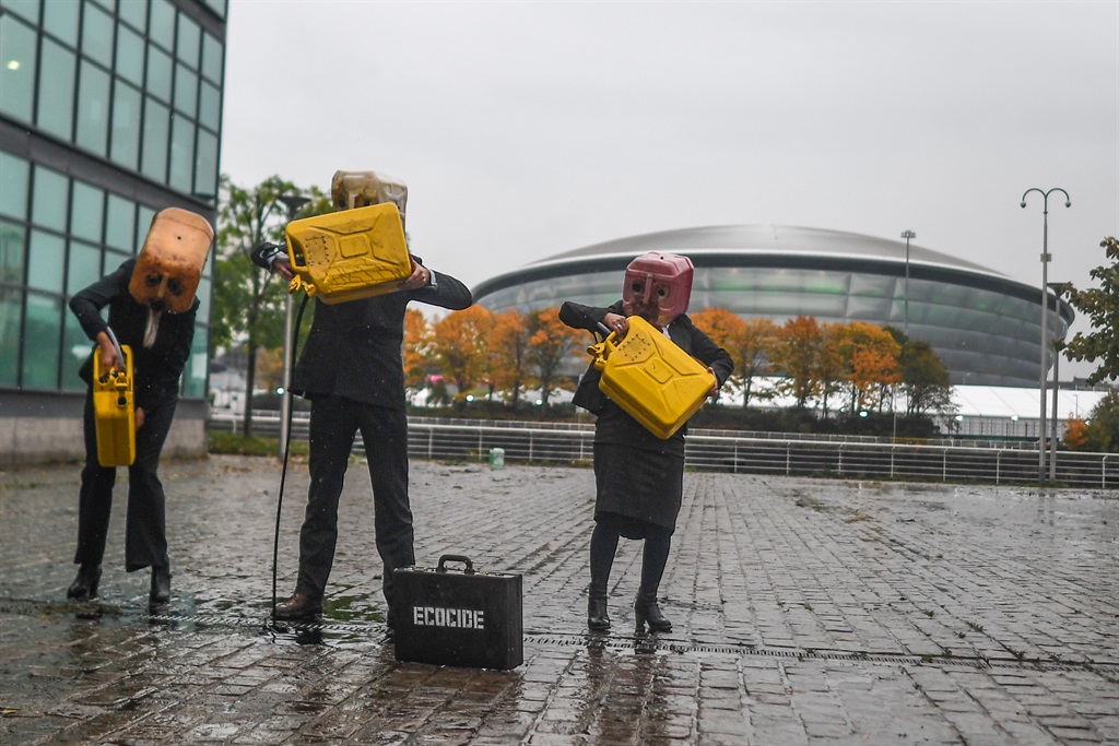 Protesters spill 1 000 litres of fake oil in London | News24