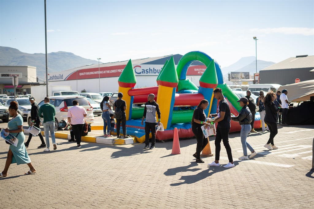 SANRAL drives road safety message to Enoch Mgijima shoppers at Nonesi ...
