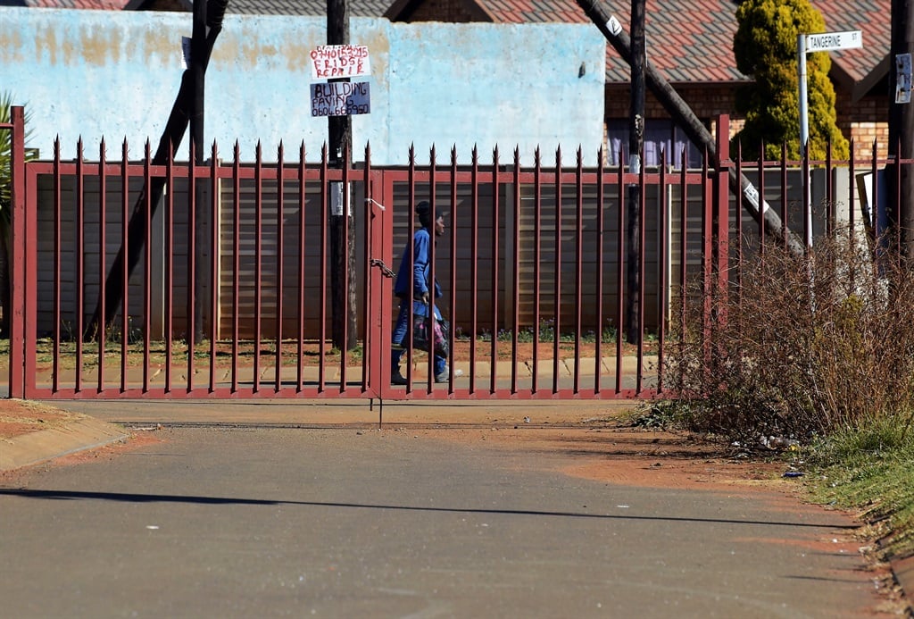 PICS: Gates vs thugs: Kasi's bold move! | Daily Sun