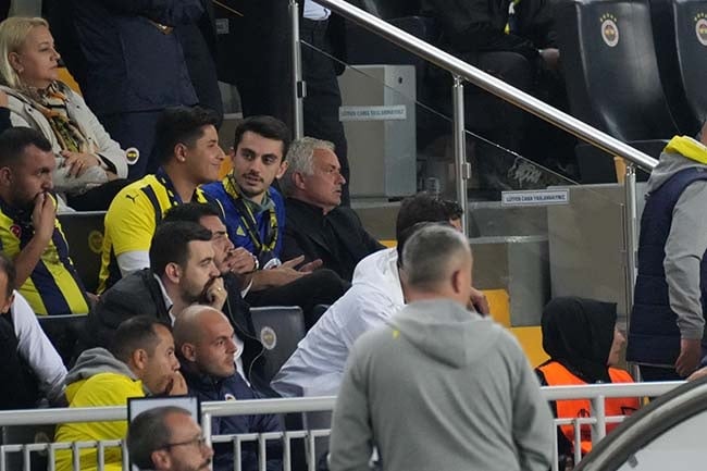 Spurs march on as Mourinho red-carded against Man United in Europa ...