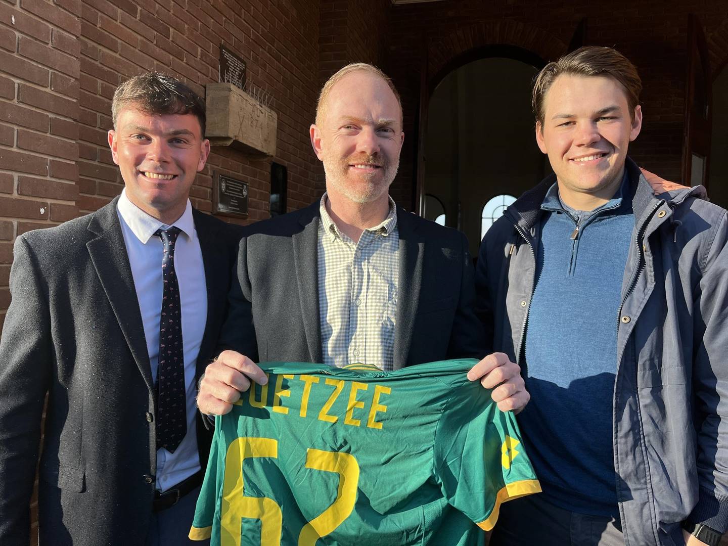 Protea-snelbouler Gerald Coetzee skenk trui aan alma mater in Bloem ...
