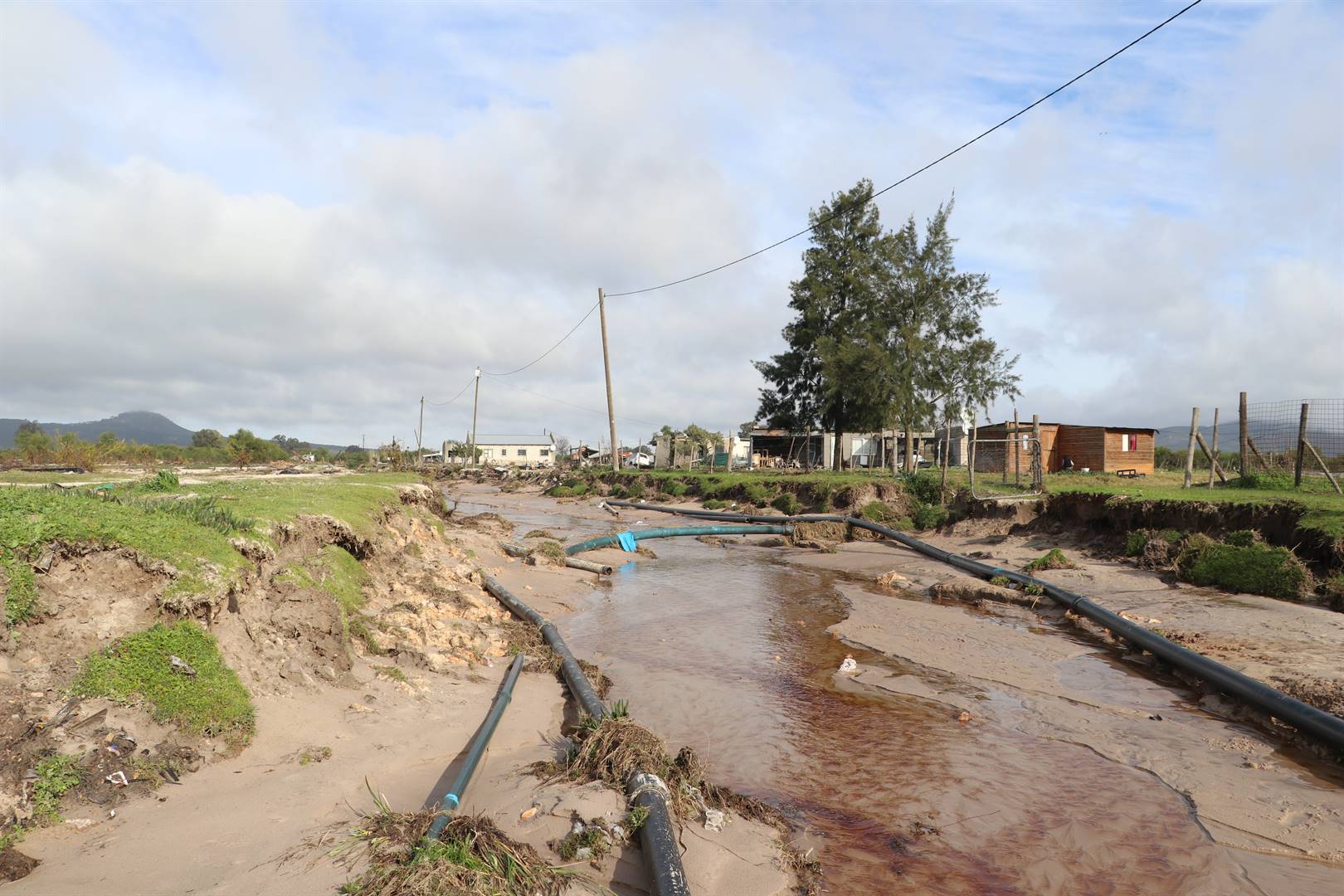 Vierde damwal gee mee by Riverlands buite Malmesbury | Son