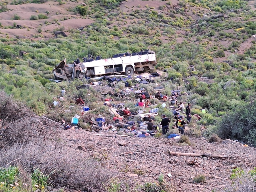 10 killed in tragic bus crash! | Daily Sun