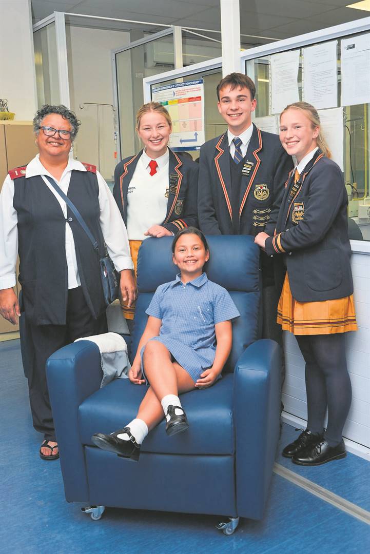 Leerlinge skenk 20 stoele vir chemoterapie aan Tygerberg-hospitaal ...