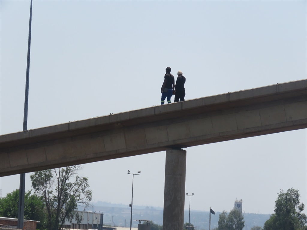 Bridge of doom: Thugs rule! | Daily Sun