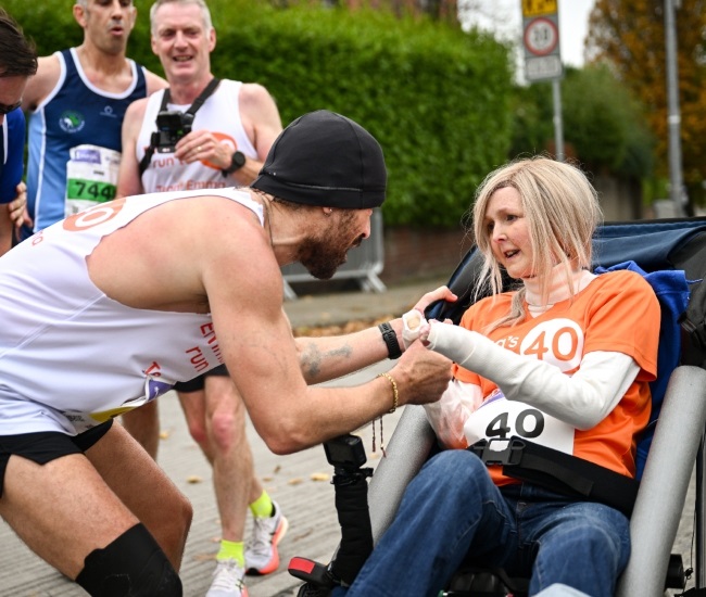 Colin Farrell ends marathon with wheelchair-bound friend | News24