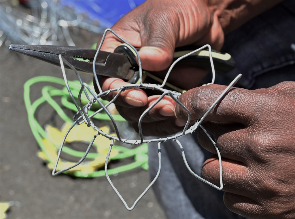PICS: Manuel’s wire art finds a home in Jozi streets! | Daily Sun