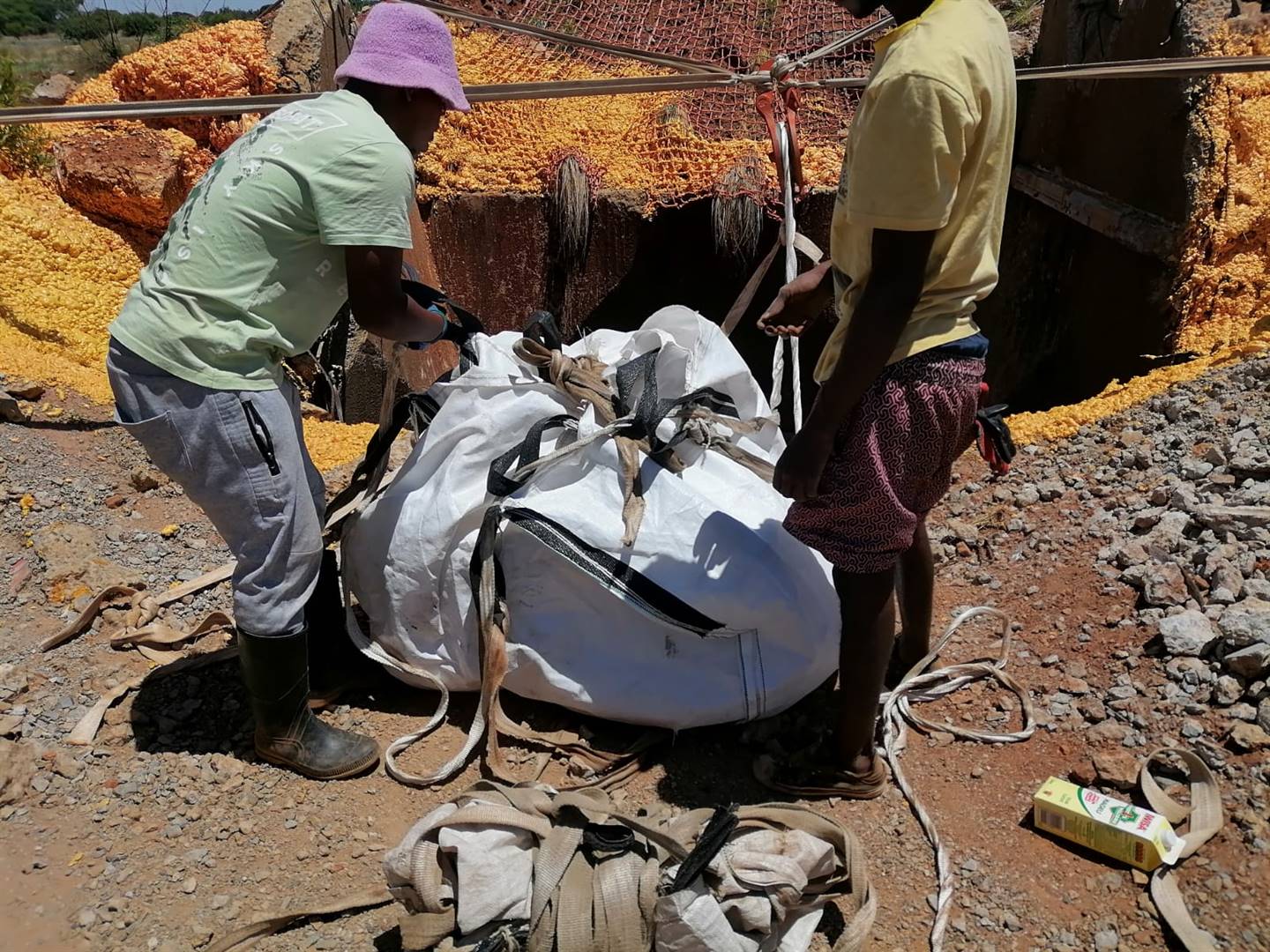 Stilfontein: Minister minag hofbevel; minstens 4 lyke en notas na bo ...