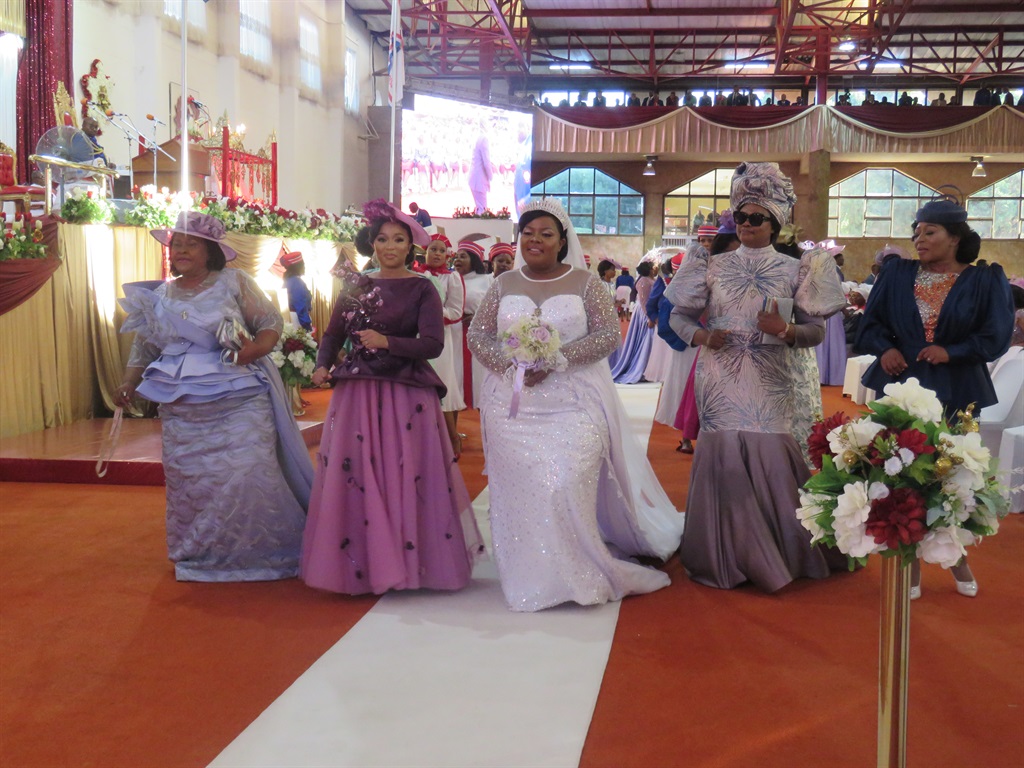 PICS: 62 couples say 'I Do' in epic mass wedding! | Daily Sun