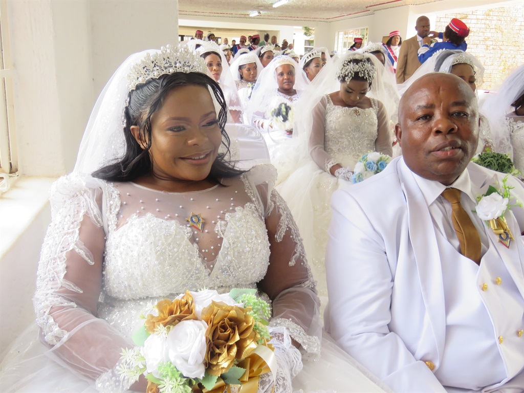 PICS: 62 couples say 'I Do' in epic mass wedding! | Daily Sun
