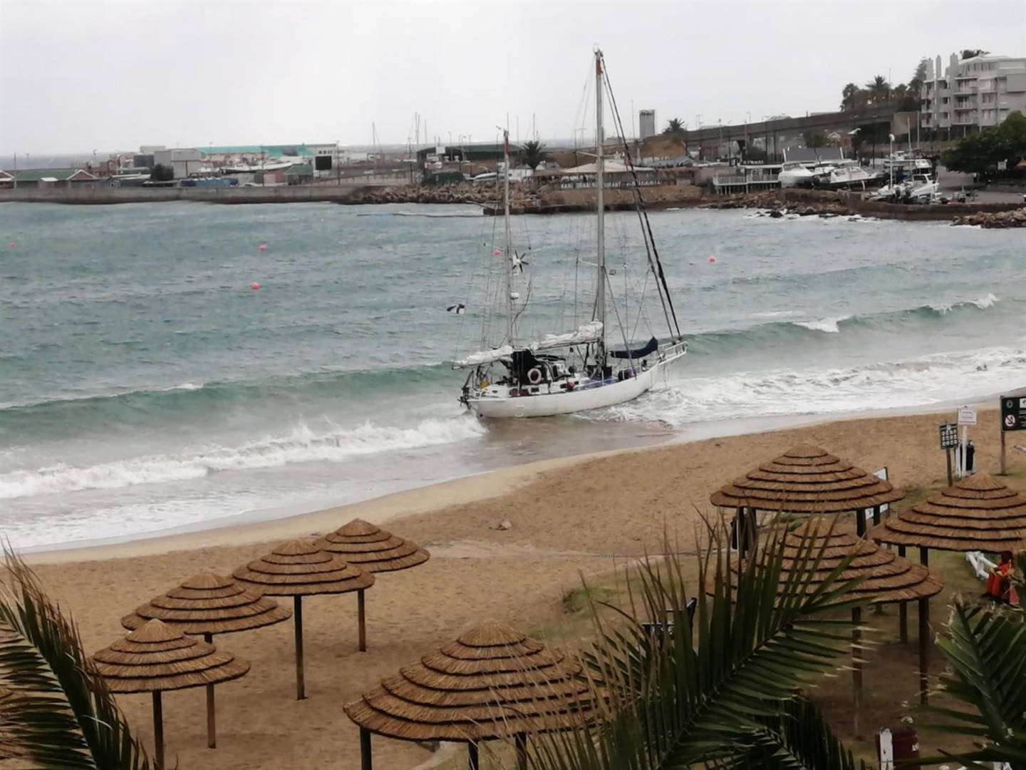 Finse seiljag wat in Mosselbaai strand veilig hawe toe gesleep | Netwerk24