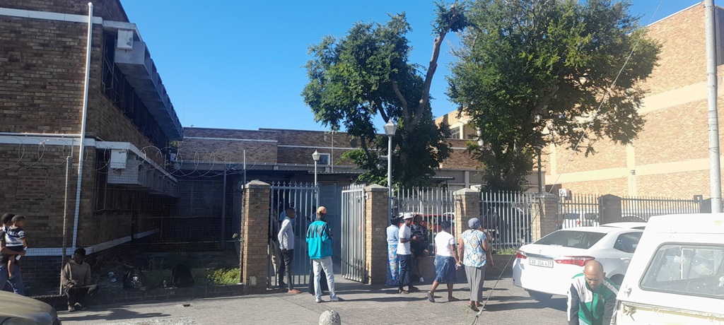 Man shot outside court | Daily Sun