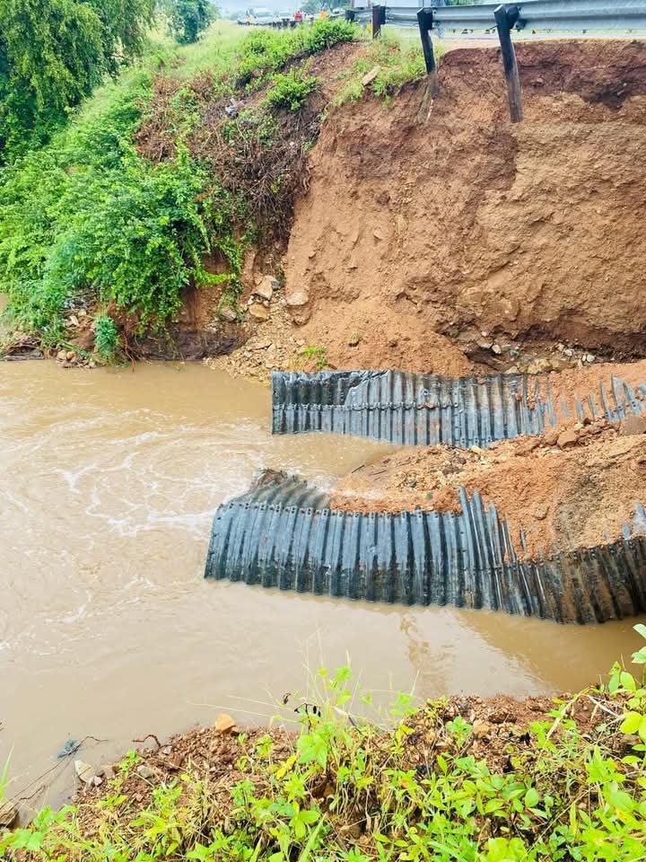 Sinkhole leaves villagers stranded! | Daily Sun