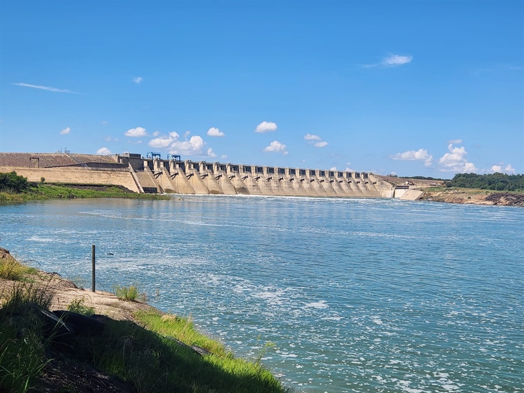 Cracks in confidence: Bloemhof Dam's compromised banks stir flooding ...