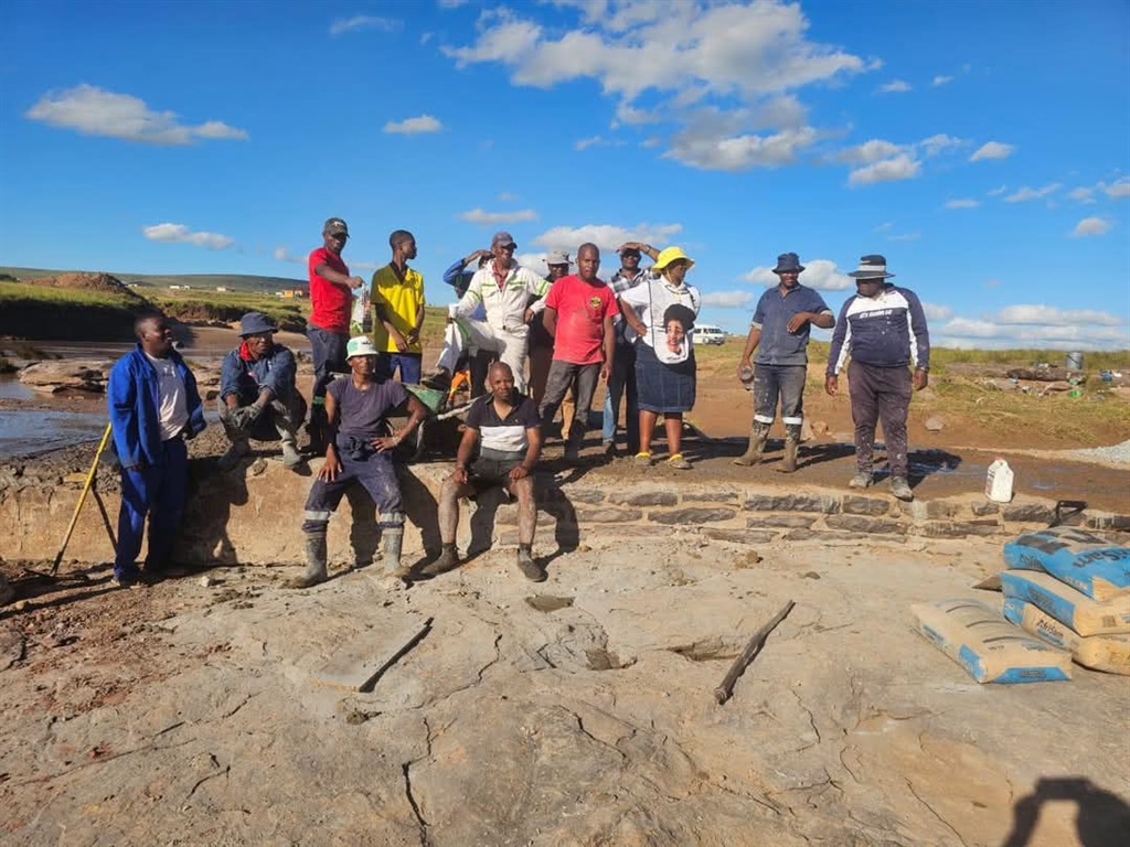 Govt for who? Community spirit bridges the gap! | Daily Sun