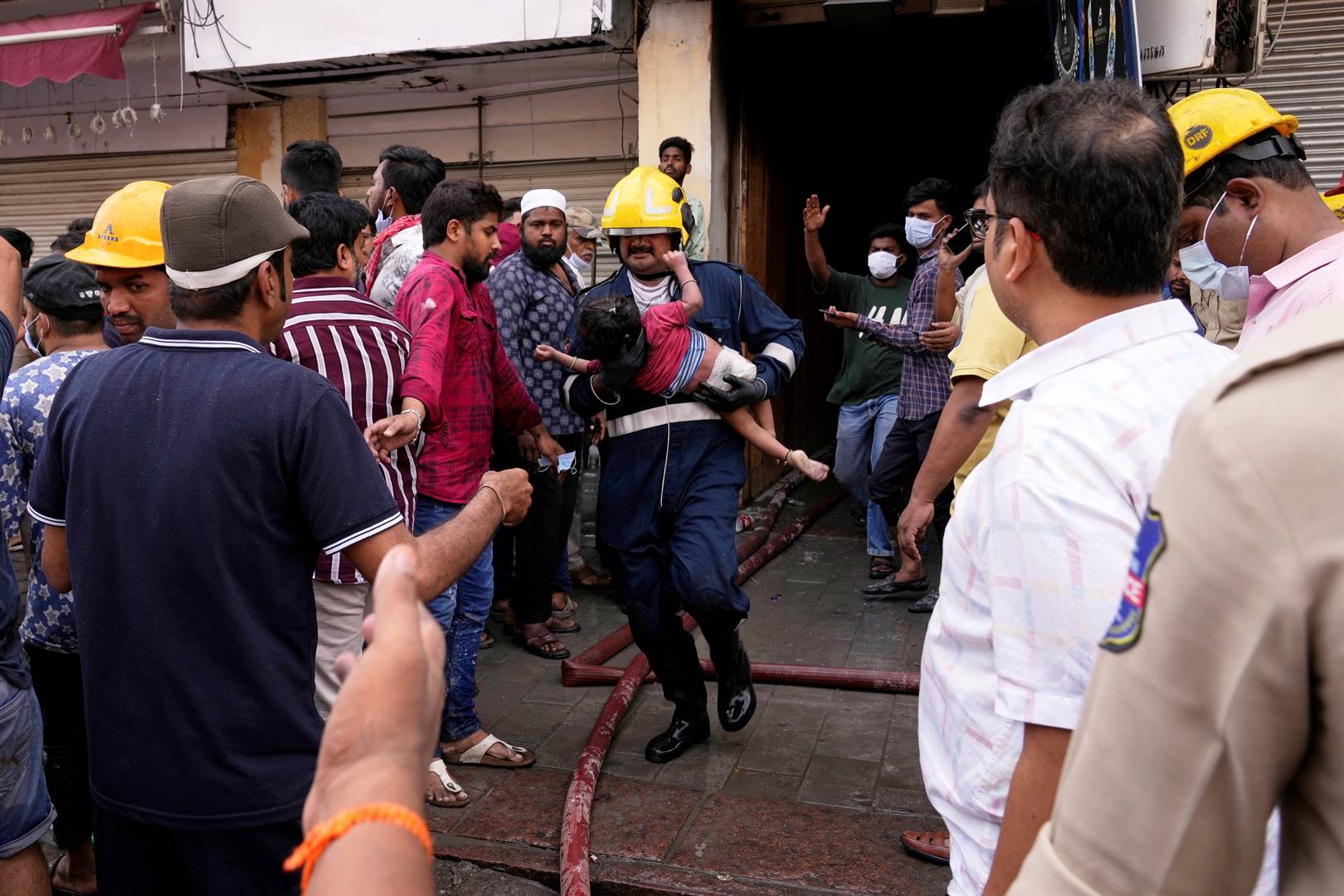 17 dood, talle beseer toe gebou in Indië brand | Netwerk24