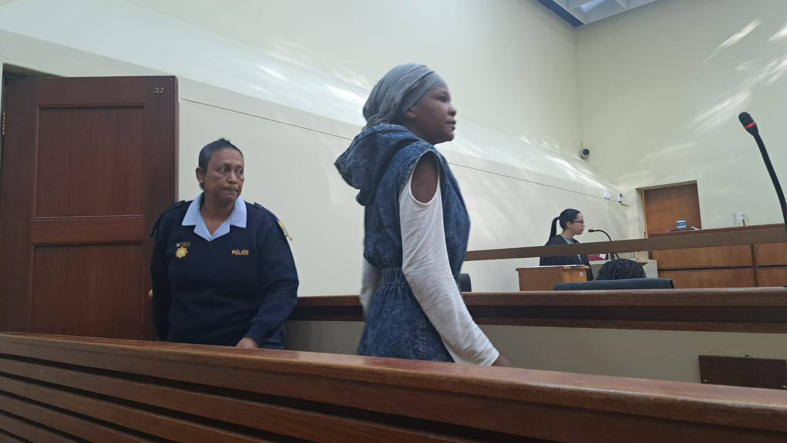 Vrou in hof nadat Kelly Smith se plakkershut afgebrand is | Netwerk24