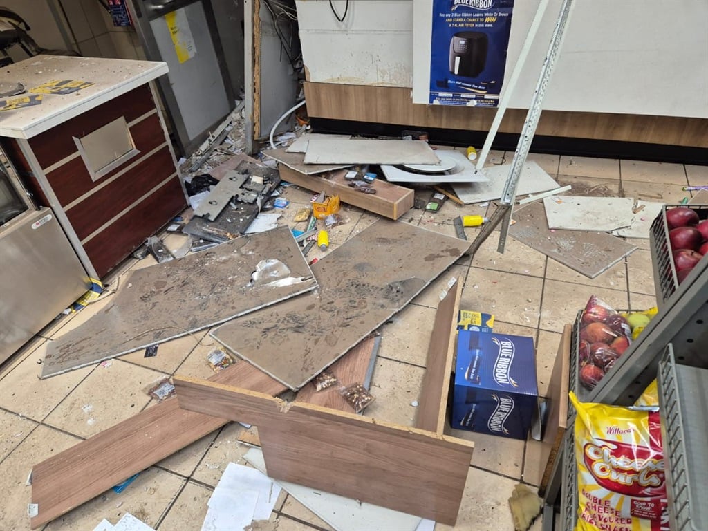 Armed tsotsis rob petrol station! | Daily Sun