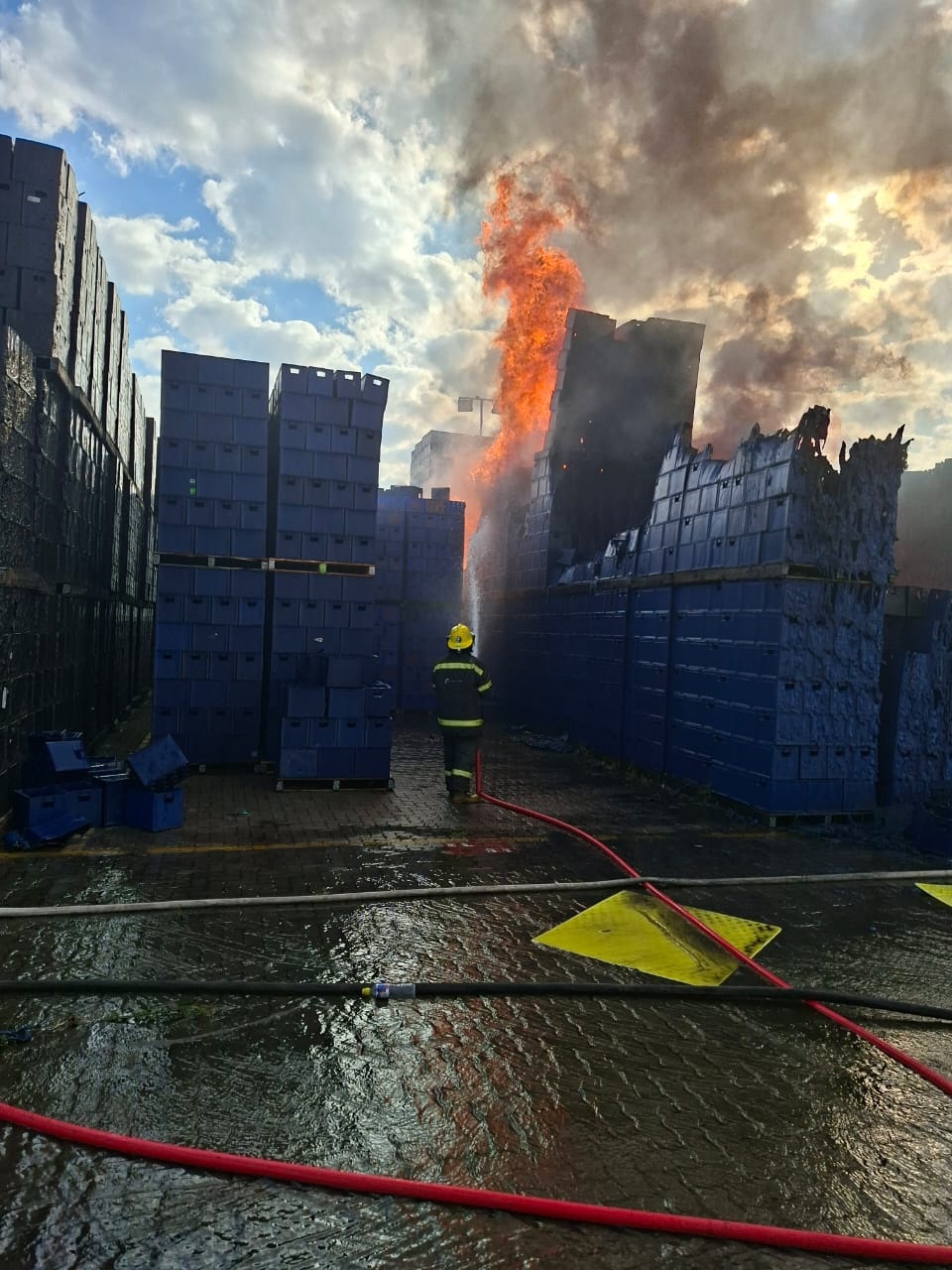 Booze depot fire causes panic! | Daily Sun